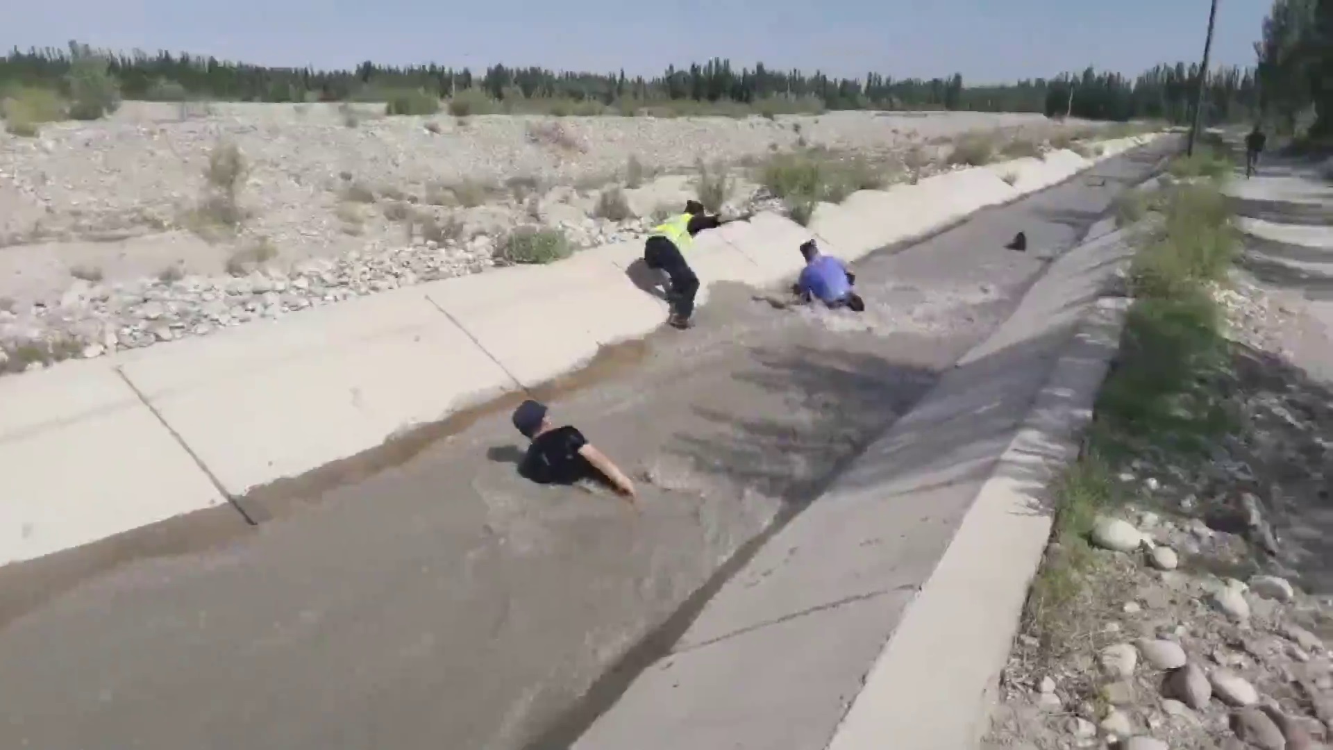 Chinese police officers save sheep from ditch - IHA News