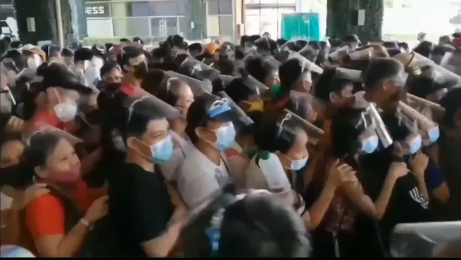 people overcrowd vaccine centers in philippines - IHA News