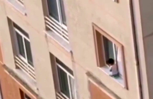 footage shows little boy in danger of fall off building in istanbul ...