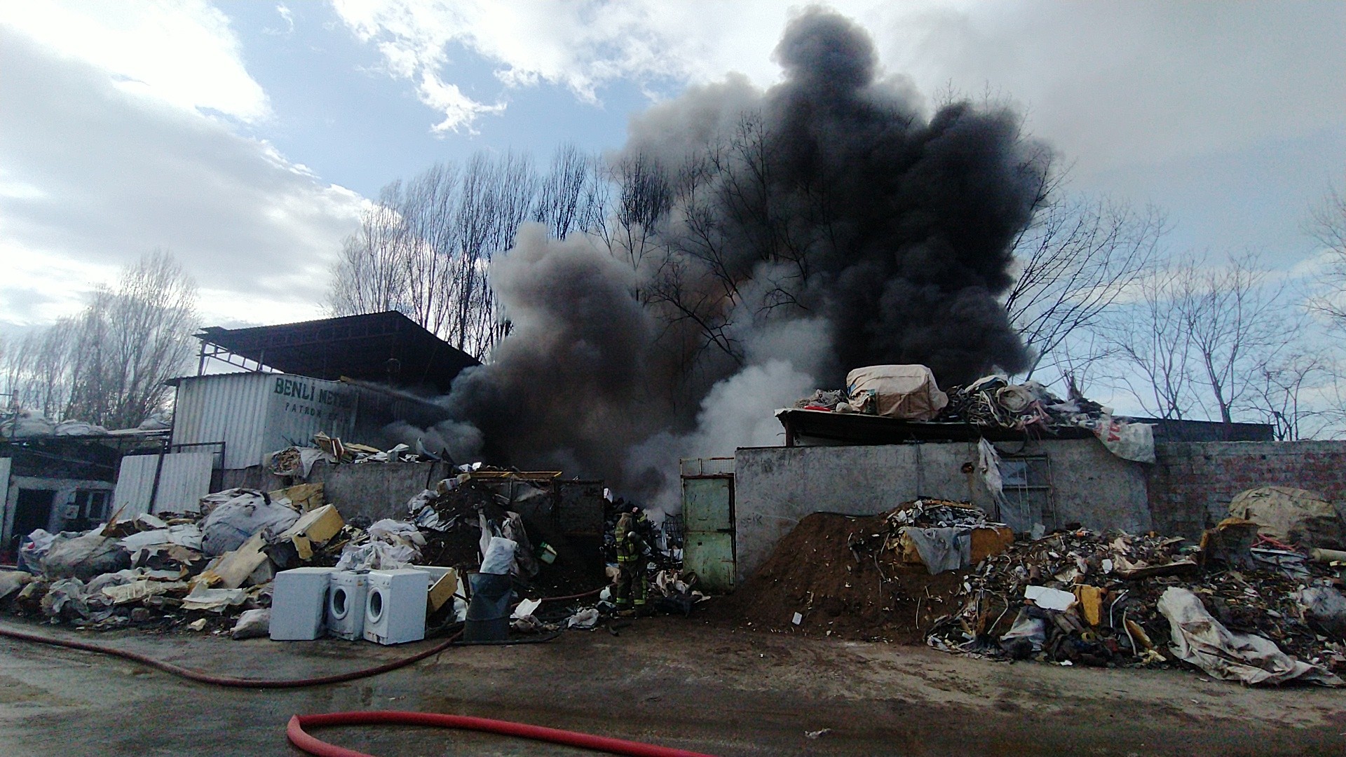 building burns at scrap complex in turkey - IHA News