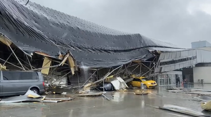 Lightning collapses terminal station’s roof in Turkey - IHA News