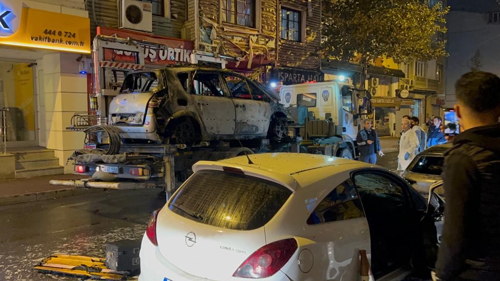 5 vehicles burns on street in Istanbul - IHA News