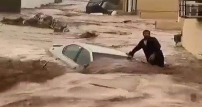 Man almost gets swept away by flood in saudi arabia - IHA News