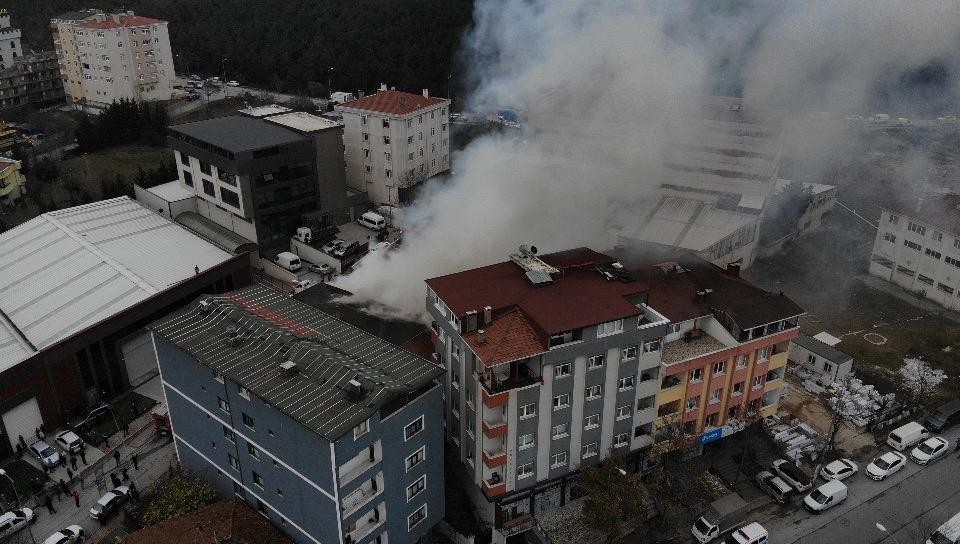massive smoke rises as building fire in ıstanbul - IHA News