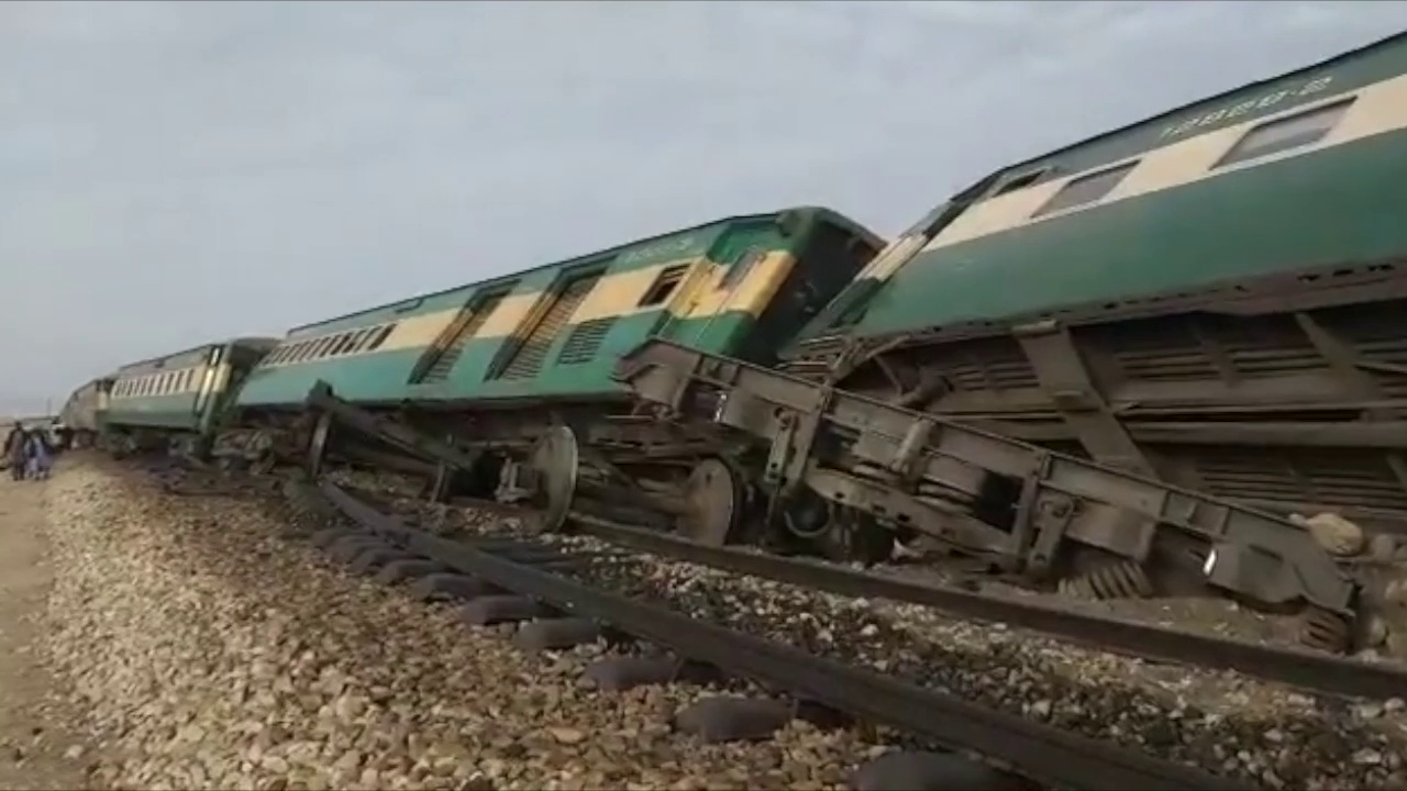 Bomb attack on train in Pakistan: 18 injured - IHA News