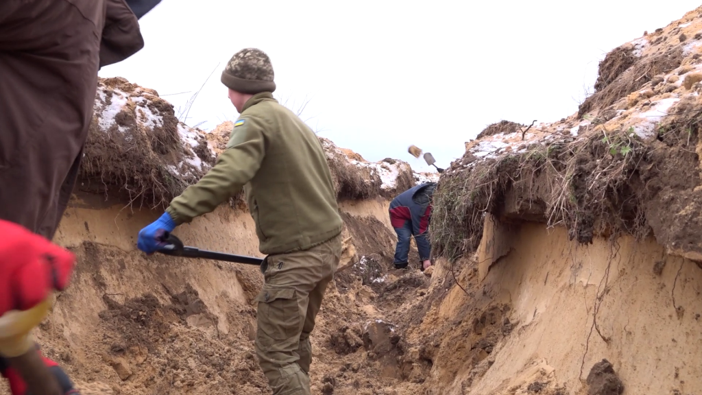 Ukrainian army and citizens dig trench along border with Belarus - IHA News