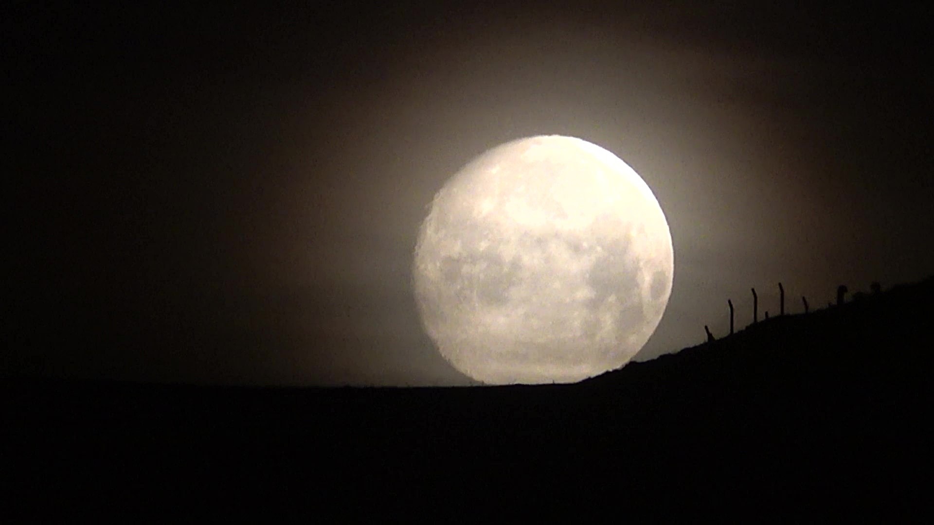 Full Moon Creates Breathtaking Scenery in Hakkari, Türkiye - IHA News