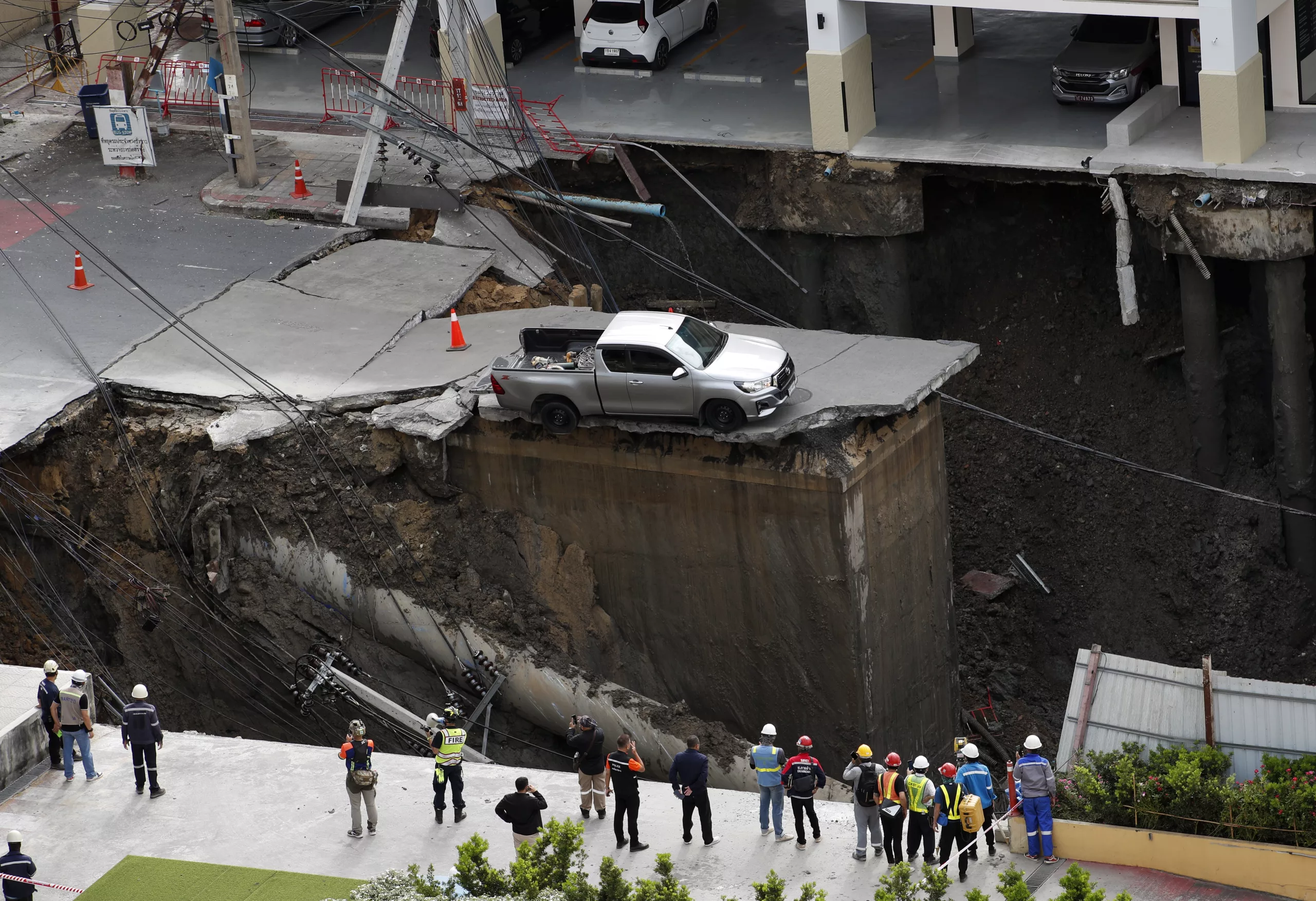 Massive Sinkhole Opens in Bangkok - IHA News